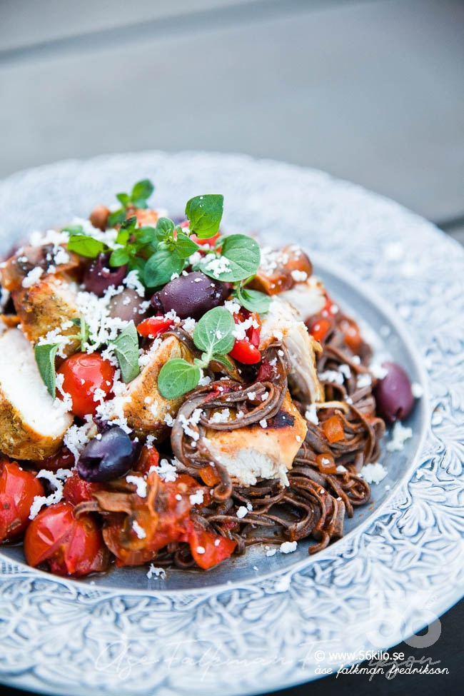 Kyckling i tomatås med oliver och parmesan - 56kilo – Hälsosamma recept ...