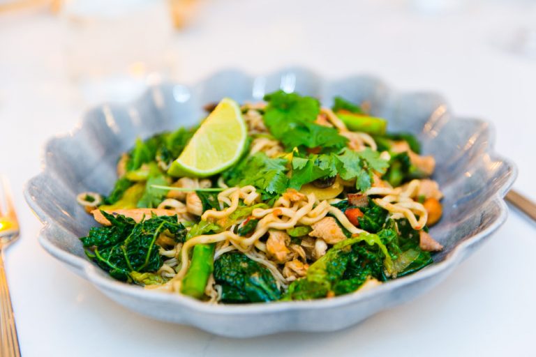 Asiatisk kycklingwok med nudlar - 56kilo – Hälsosamma recept ...