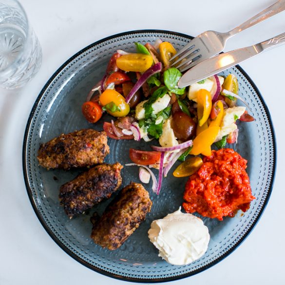 Cevapcici med ajvar och tomatsallad - 56kilo.se - Recept, Inspiration ...