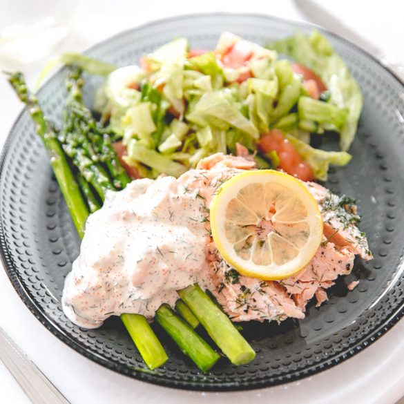 Vinkokt hel lax i ugn med ört- och skagensås - 56kilo.se - Recept ...