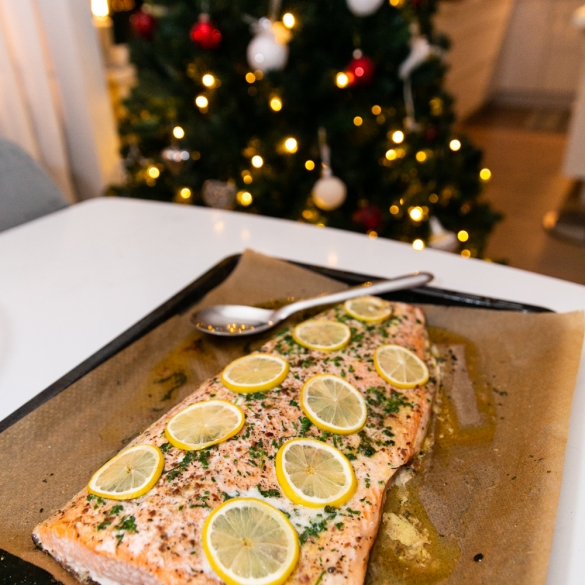 Hel laxsida i ugn med kall örtsås - 56kilo.se - Recept, inspiration och ...