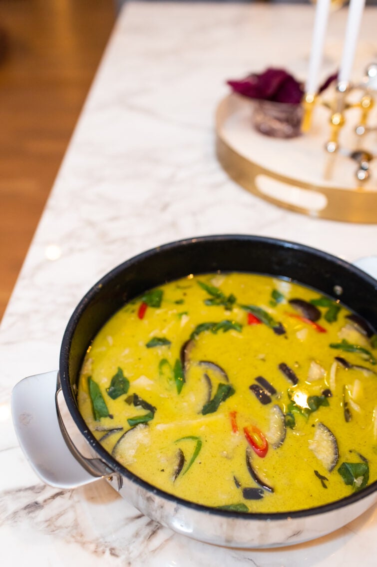 Gaeng Keow Wan Gai – Äkta Thailändsk Grön Curry med Kyckling - 56kilo ...
