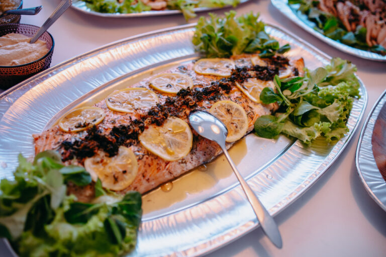 Hel laxsida i ugn med kall örtsås och citrus- och örtsmör – festlig och ...