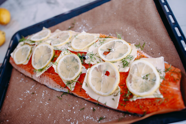 Hel laxsida i ugn med kall örtsås och citrus- och örtsmör – festlig och ...
